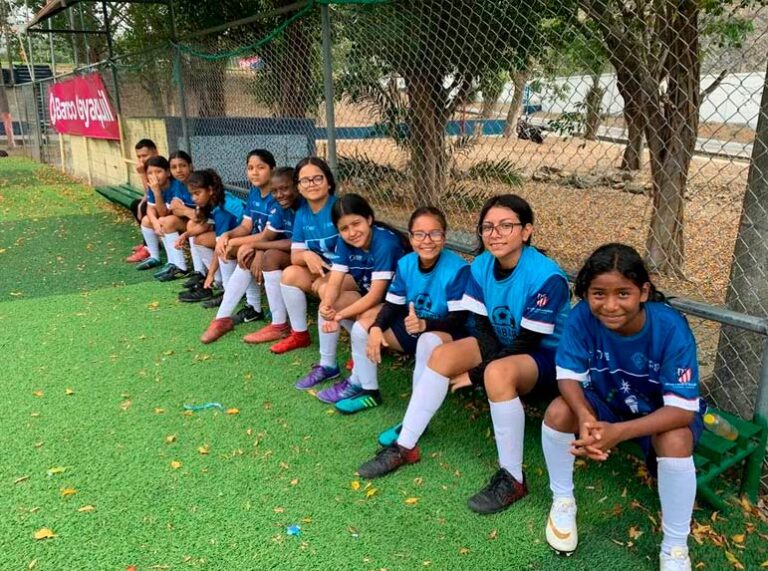Aclamado debut de equipos femeninos en las canchas del Interbarrial ...
